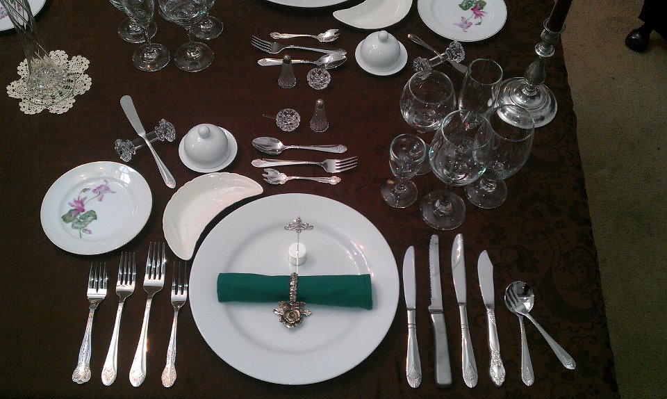 How to Properly Place the Glasses at the Dining Table - Vanessa Bolet